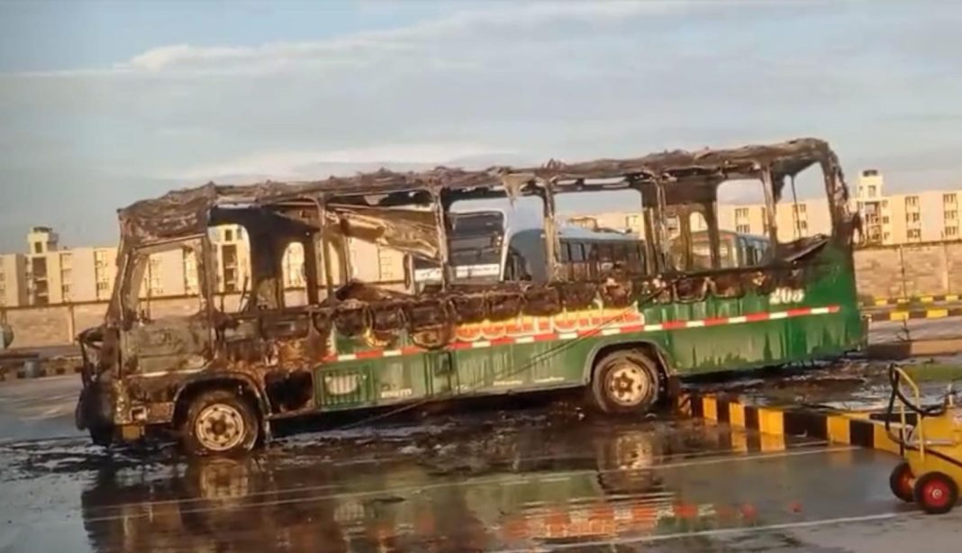 Bus quedó incinerado en parqueadero de Coolitoral, vía Granabastos ...
