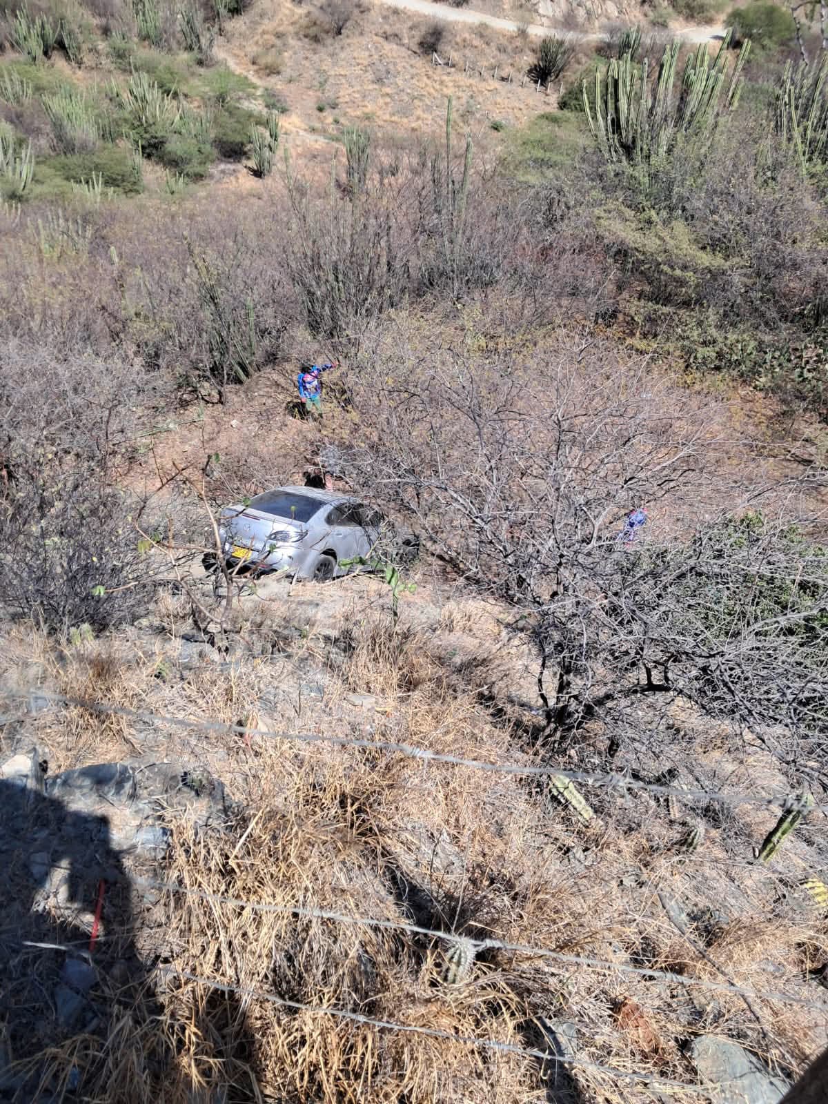 Vehículo cayó a un abismo en el cerro Ziruma, vía a El Rodadero - Pasa ...