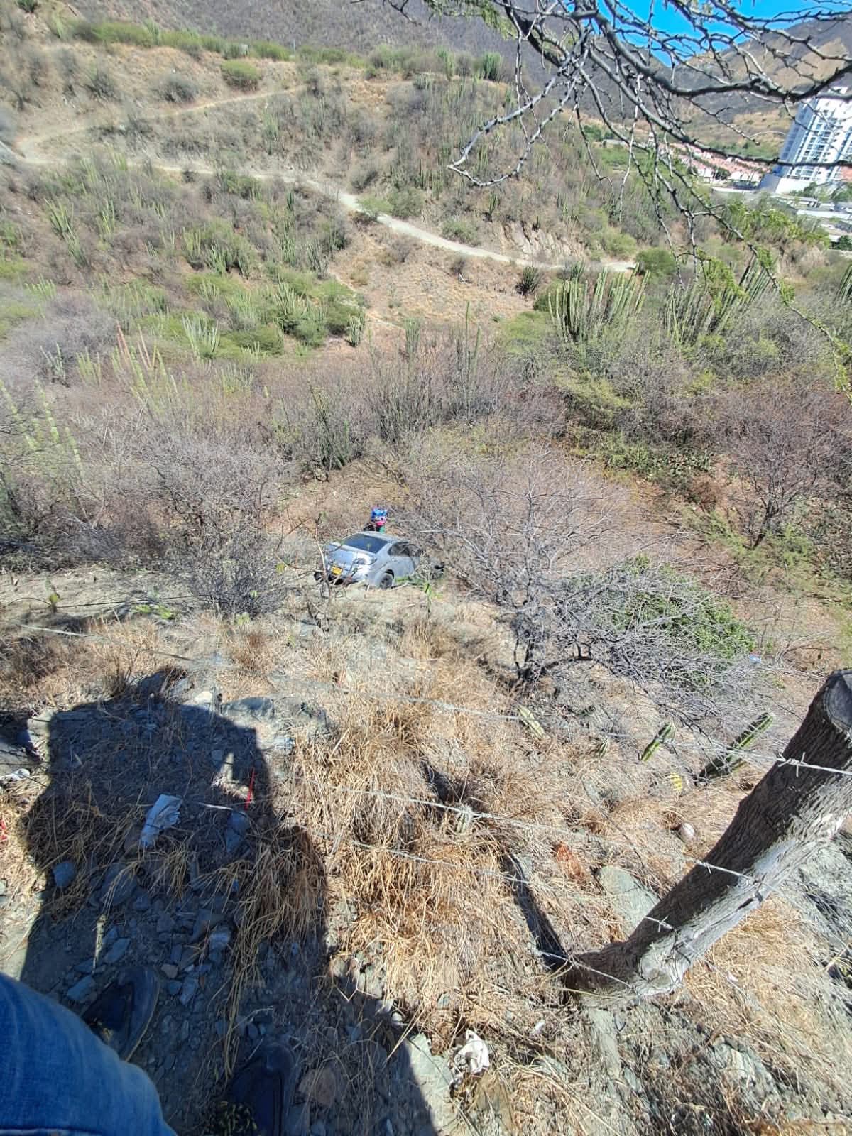 Vehículo cayó a un abismo en el cerro Ziruma, vía a El Rodadero - Pasa ...